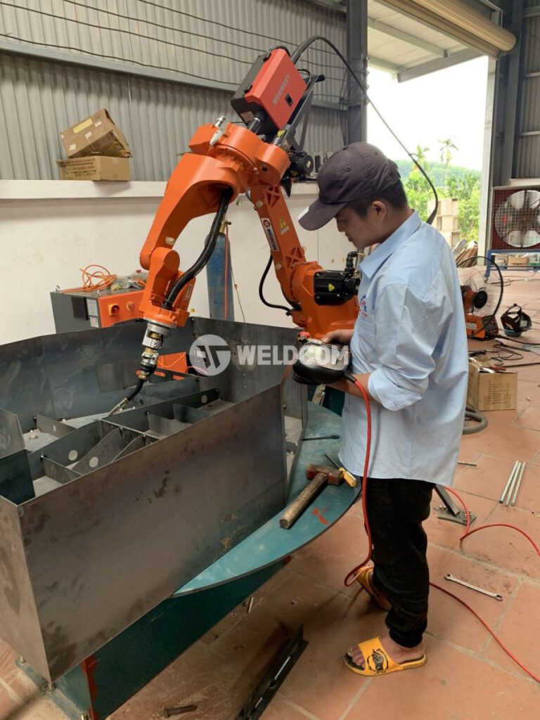 Robot hàn là gì? Robot hàn công nghiệp và tương lai ngành cơ khí